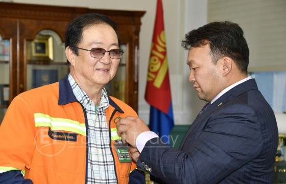 МҮОХ ны Ерөнхийлөгч Н Түвшинбаяр Эрдэнэт үйлдвэрийн удирдлагуудыг шагналаа